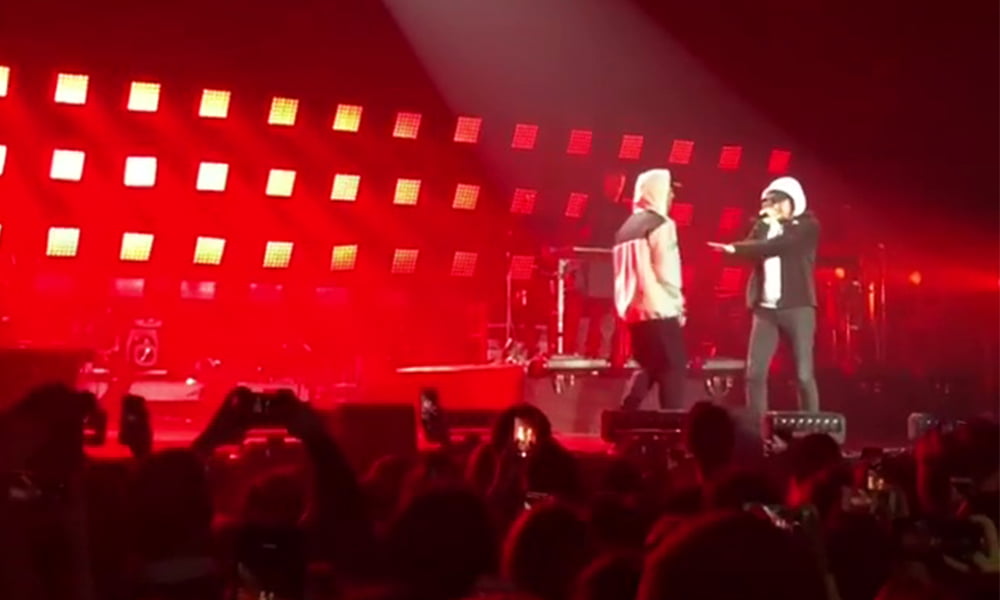 Nekfeu débarque sur scène au concert d’Orelsan à l’AccorHotel Arena